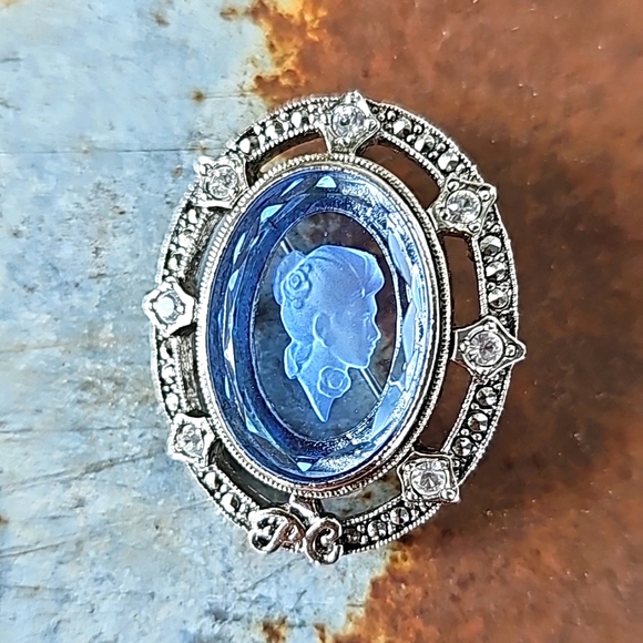 Avon | Jewelry | Avon Presidents Club Brooch 9899 | Poshmark